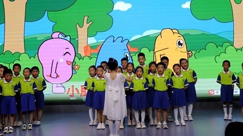一年级小学生合唱表演《祖国祖国我们爱你》