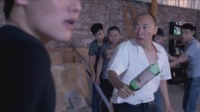 黑帮打架抄起酒瓶正要上,特警端着枪冲进去,把黑帮一锅端了