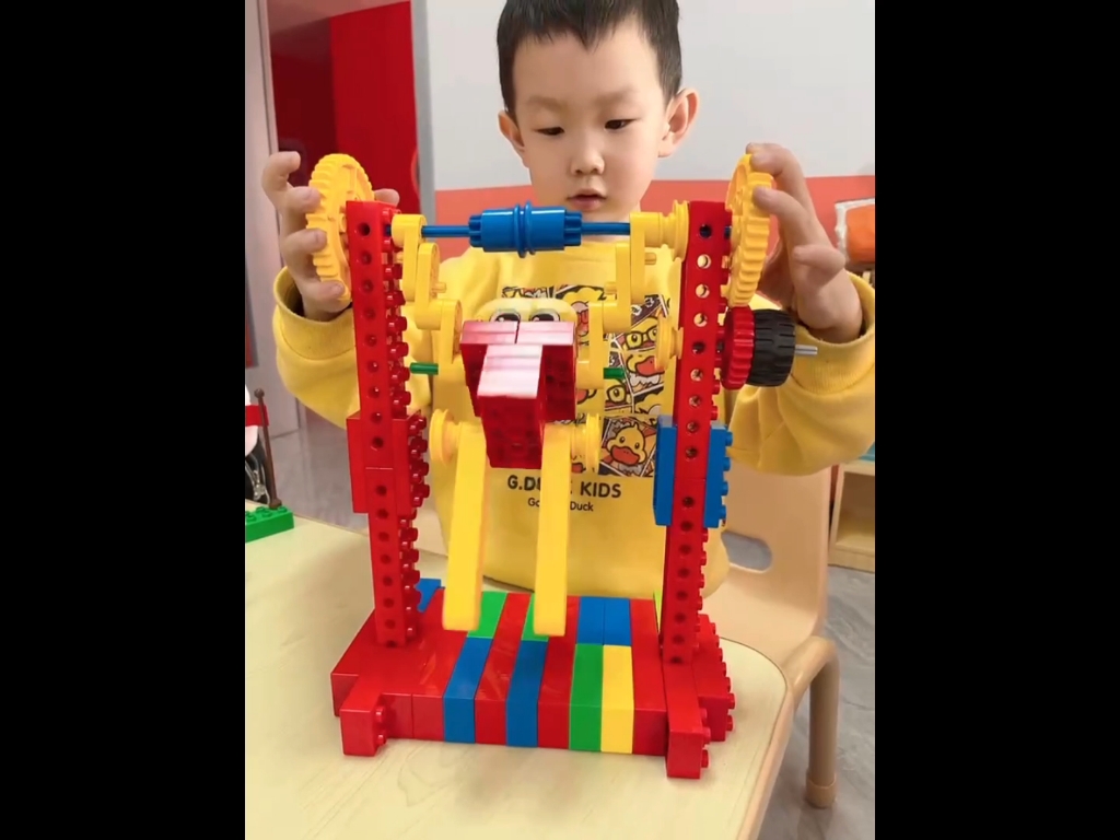 乐高单杠小人1.观看视频图片认识体育运动项目单杠2.根据单杠创意...
