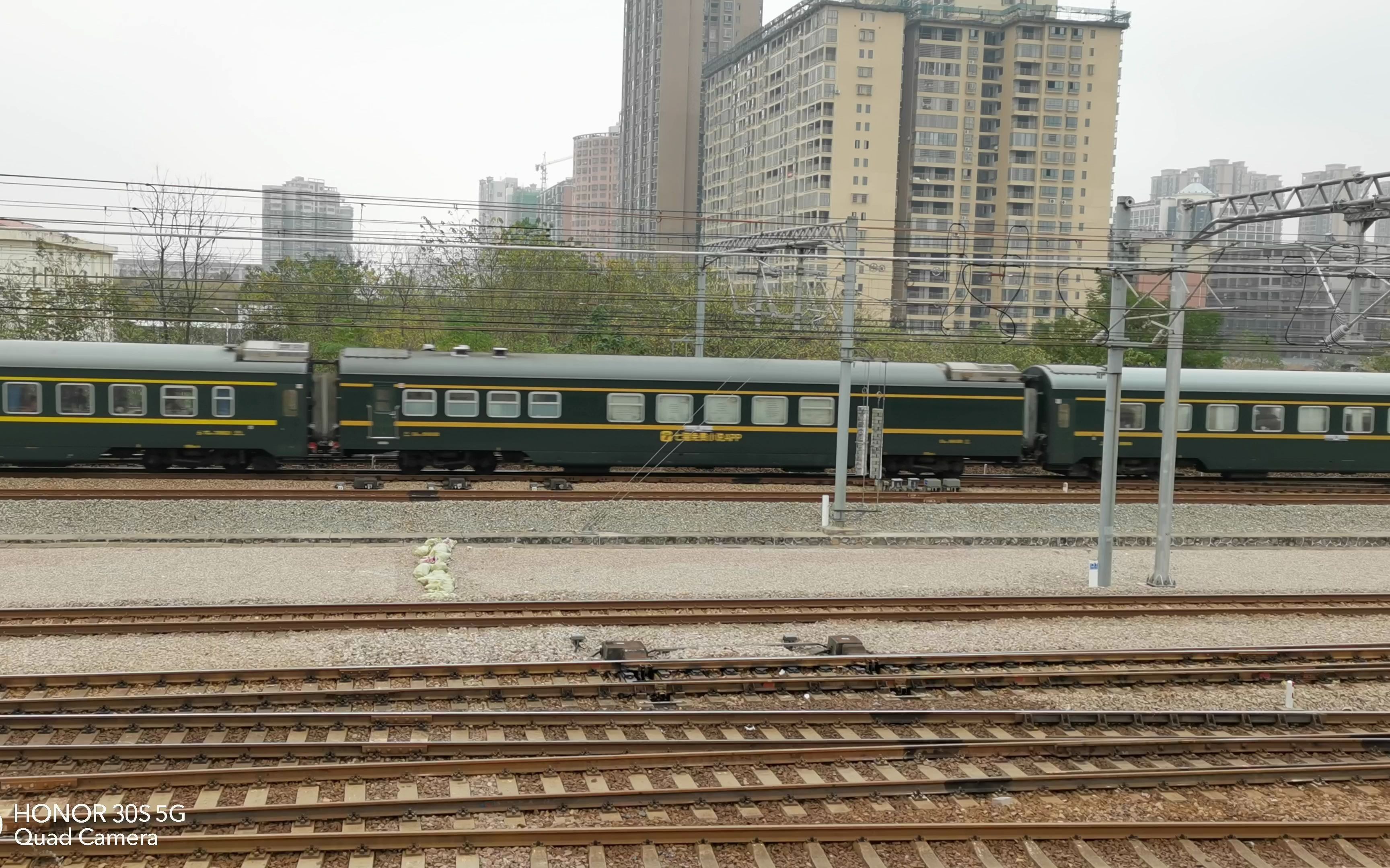 国庆拍车,Z285次进站限速,永州站三道通过,本次列车从北京西始发,终...