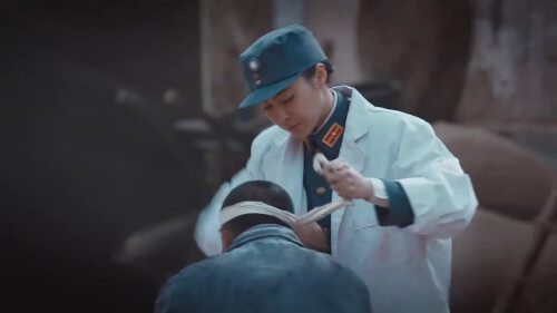 女医生救治伤员发现惊天秘密!真相揭露瞬间泪崩,烽烟下的悲情抉择