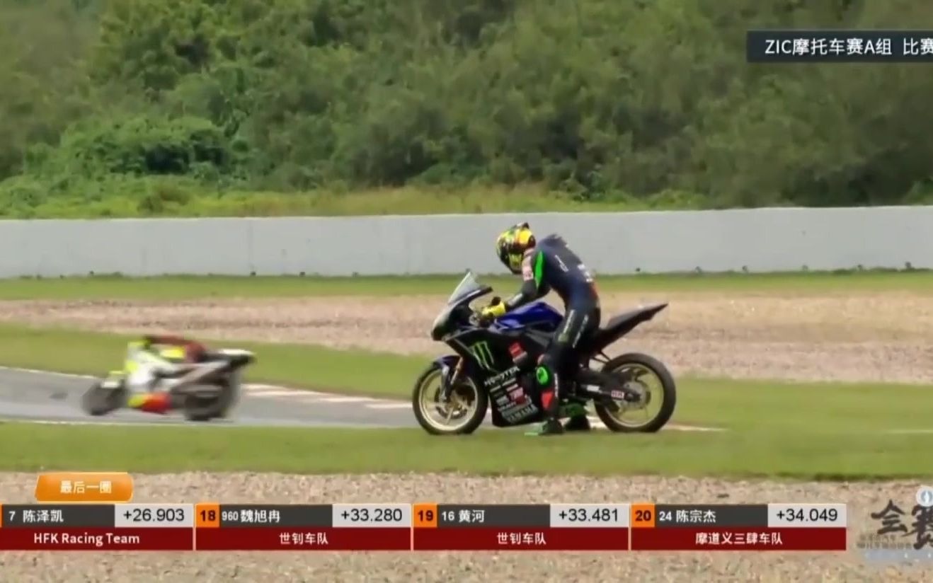 王一博摩托车比赛摔车,王一博摔车了