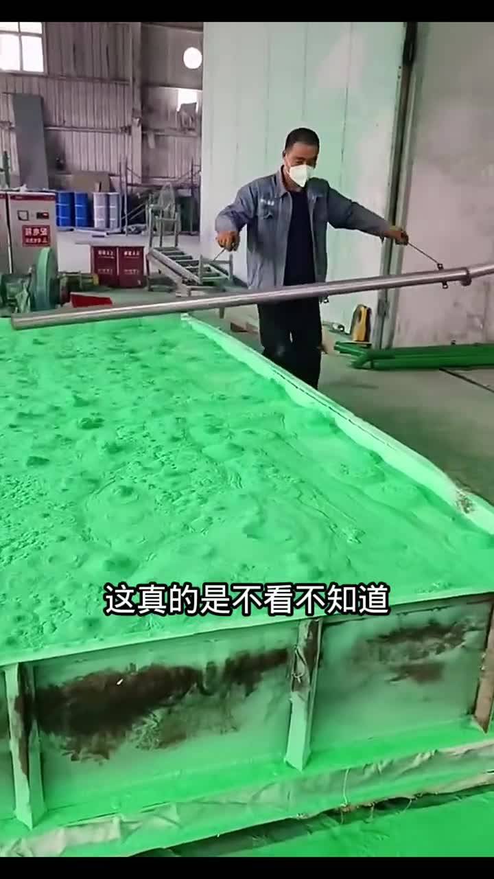 把钢管放在沸腾的粉末里一搅,钢管表面就涂满油漆