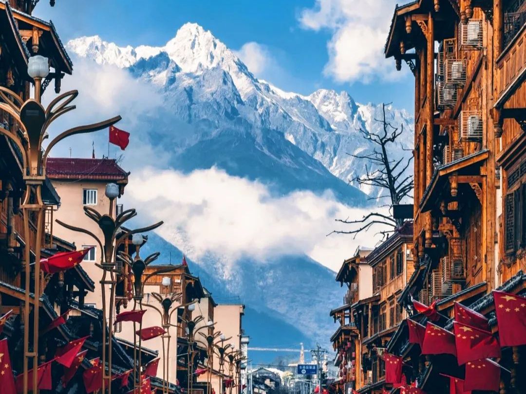 贡嘎雪山附近的磨西镇