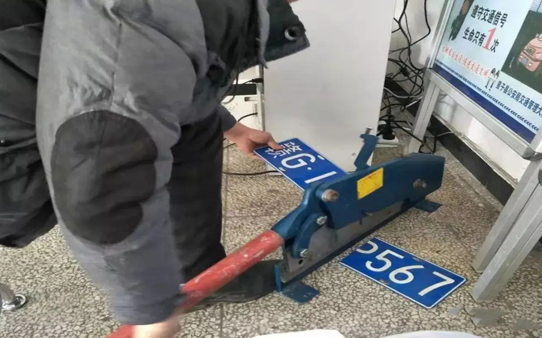 车卖掉了,车牌怎么办,能留到下一辆车上用吗?一次给你讲清楚