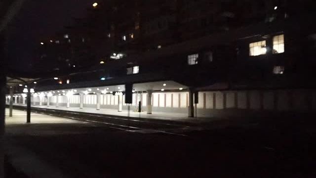 火车旅行:绿皮车夜色中缓缓驶入贵州遵义站