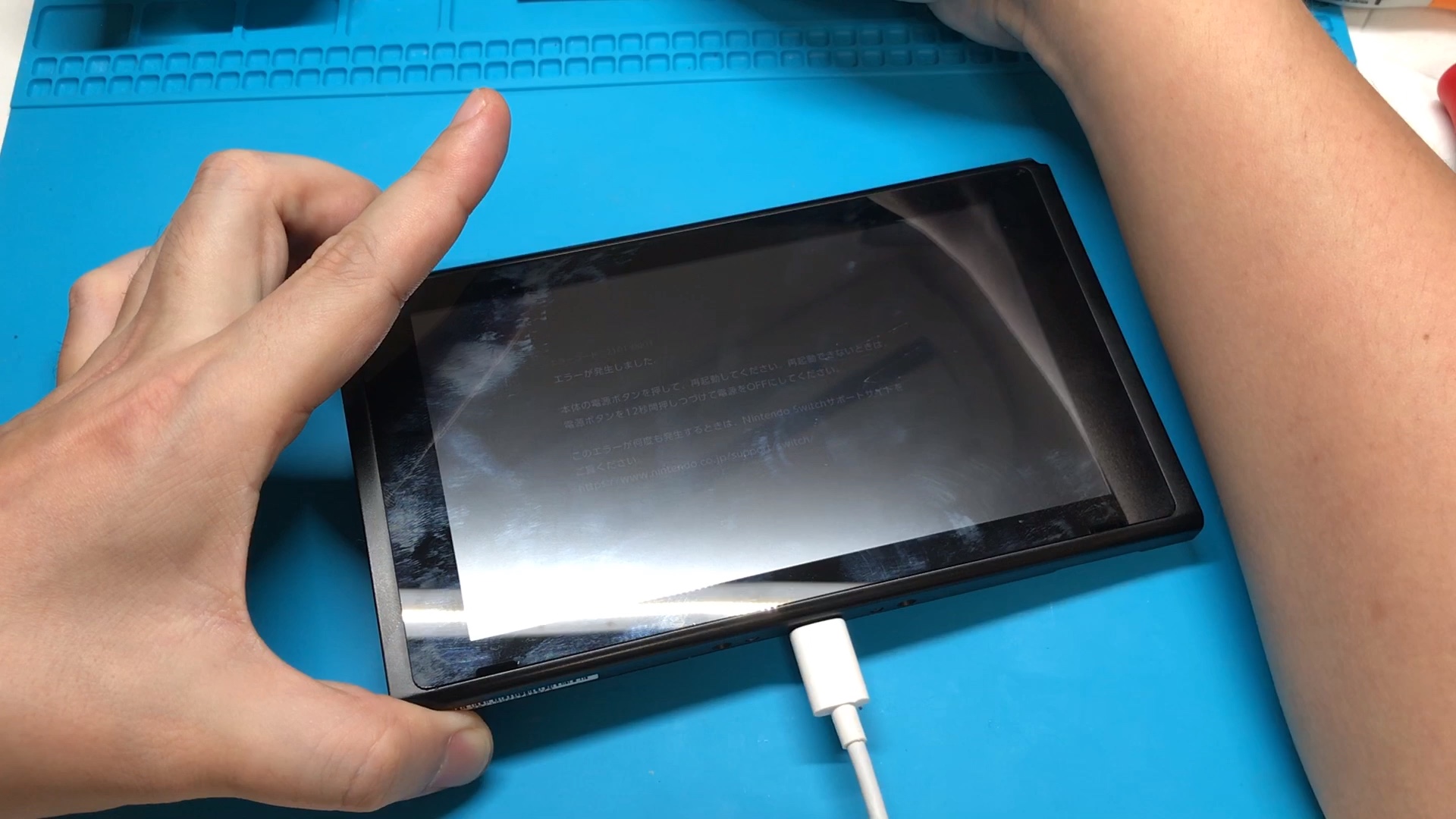 拆除了故障芯片后的任天堂Switch居然屏幕能点亮了