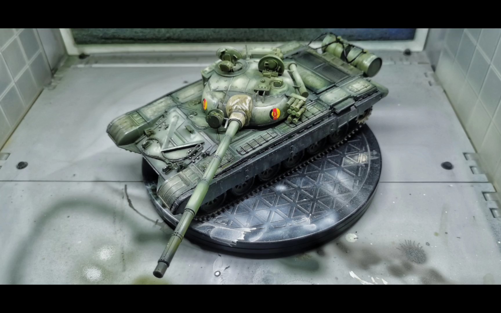 东德涂装T-72B模型多重剥落掉漆效果制作指南