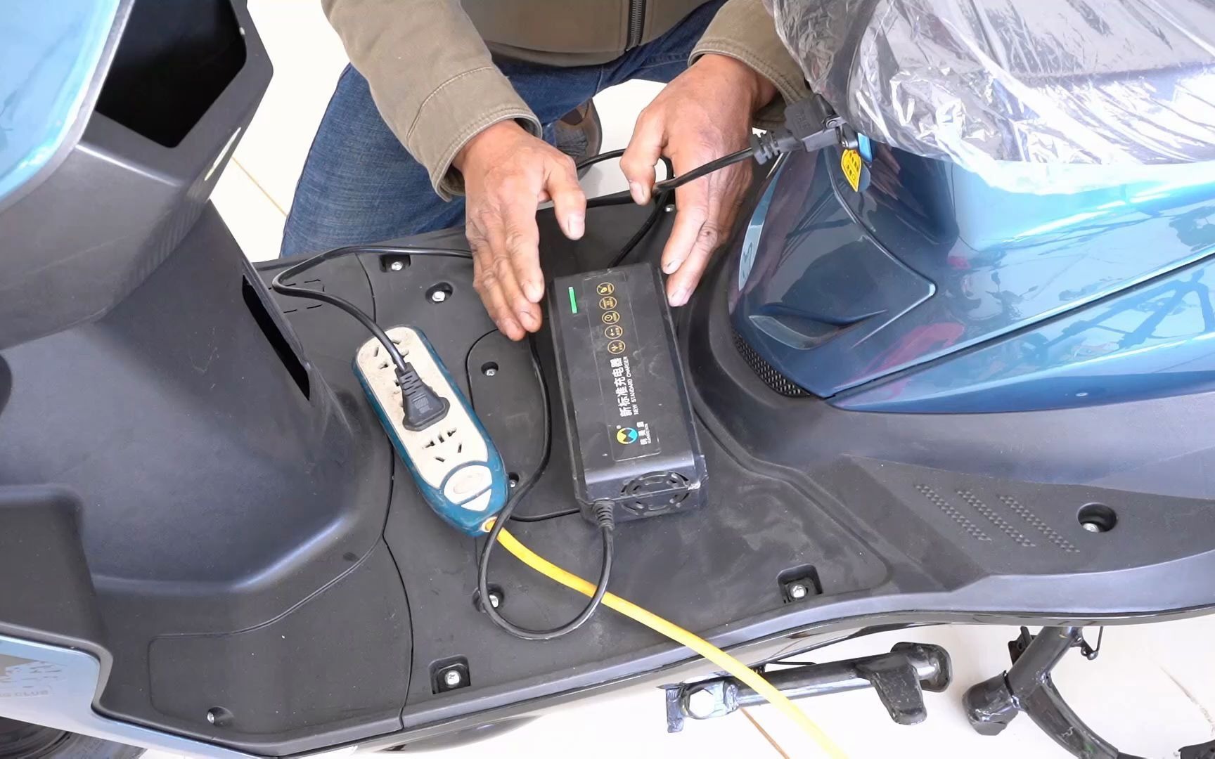 怎么样给电动车充电不伤电池?一招让你轻松学会,让电池多用几年