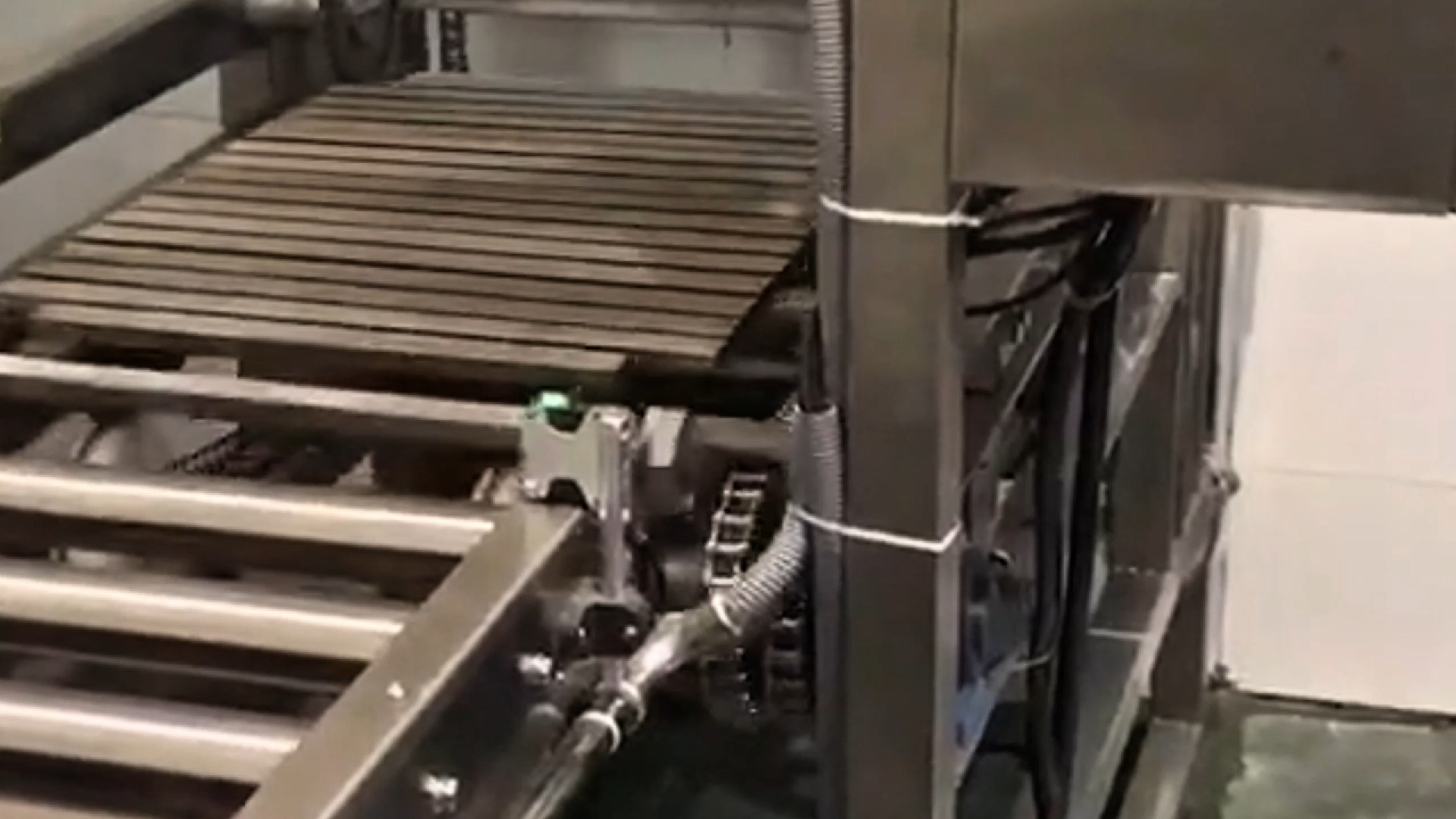 仓库固定立式高空垂直连续式提升机链条式货物Z型电动快速升降机