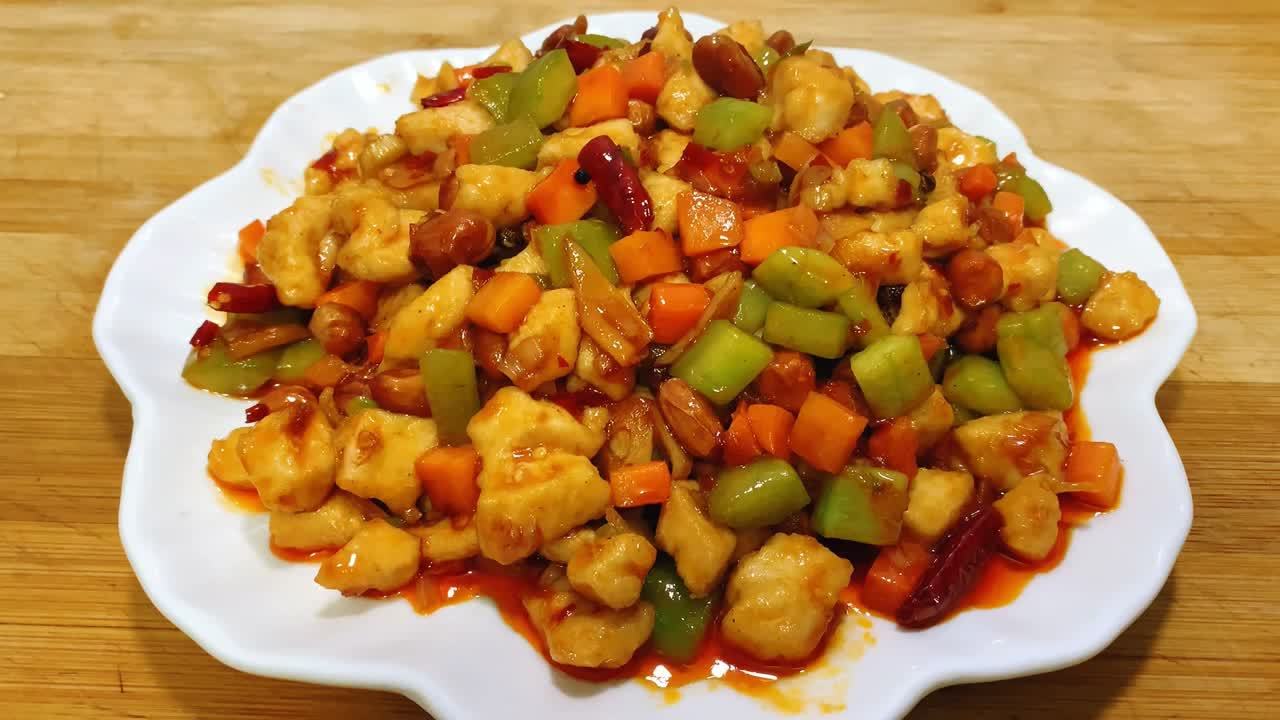 大厨教你宫保鸡丁的家常做法,太香了,看着就有食欲,好吃又下饭