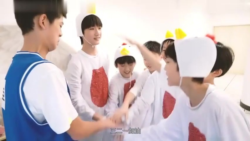 《TF家族》四代见师兄要握手和拥抱,三代敢拔练习室摄像头,二代投来...