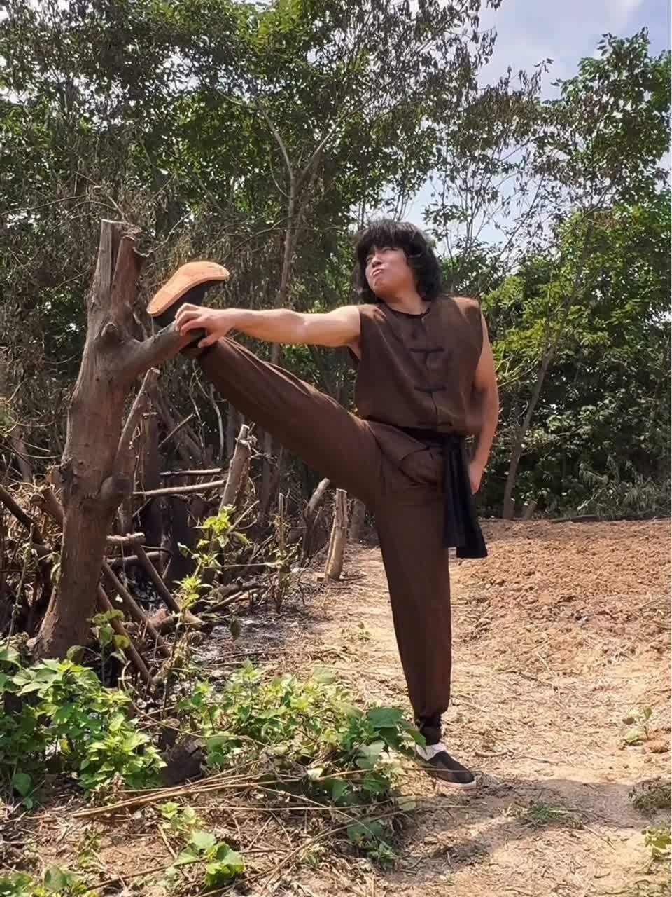 模仿电影中的成龙大哥锻炼身体#模仿秀 #年代感 #一代人的回忆 #武打...