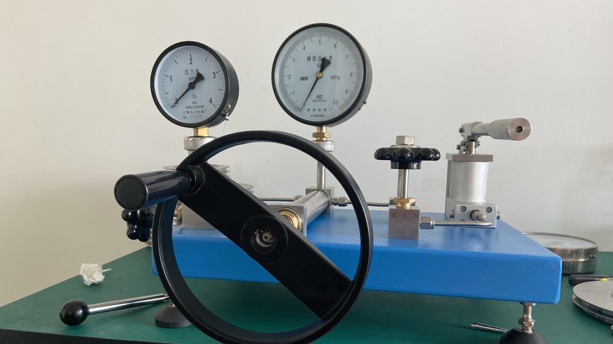 关于几种工业现场便携式压力变送器;压力开关;压力表的校验方案
