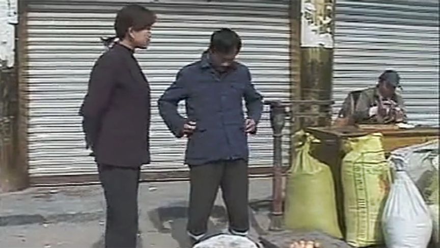 农村大哥进城卖东西,来了一个买家两人讨价还价太有意思了,