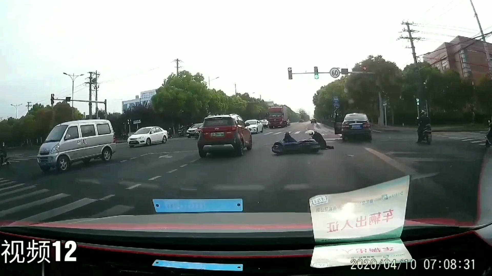 汽车交通事故集,全顺车真可恨,撞了白车引起大事故,竟然逃走了