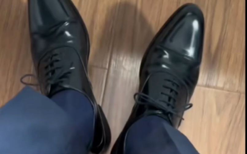 这皮鞋脱下后不知道会不会熏晕你
