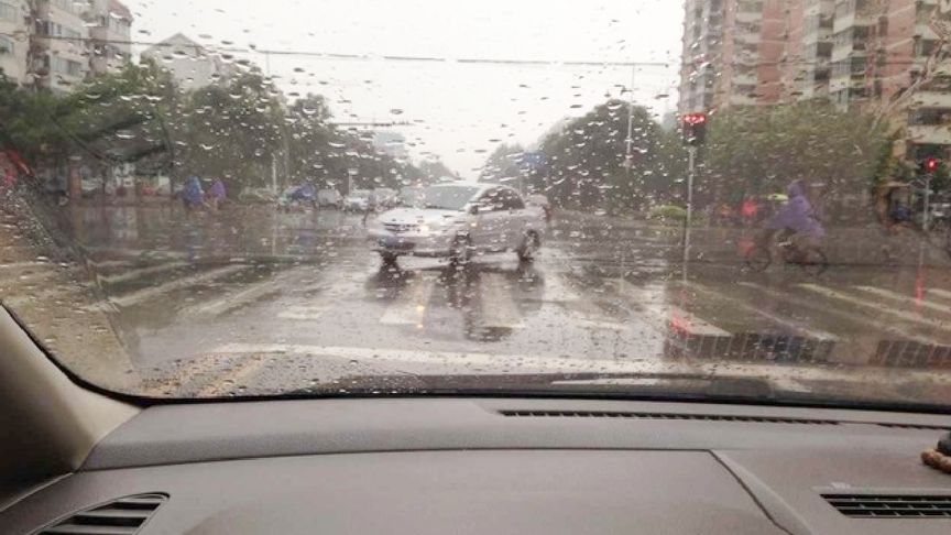 雨天行车要注意的事项,专家总结多年经验,要牢记!