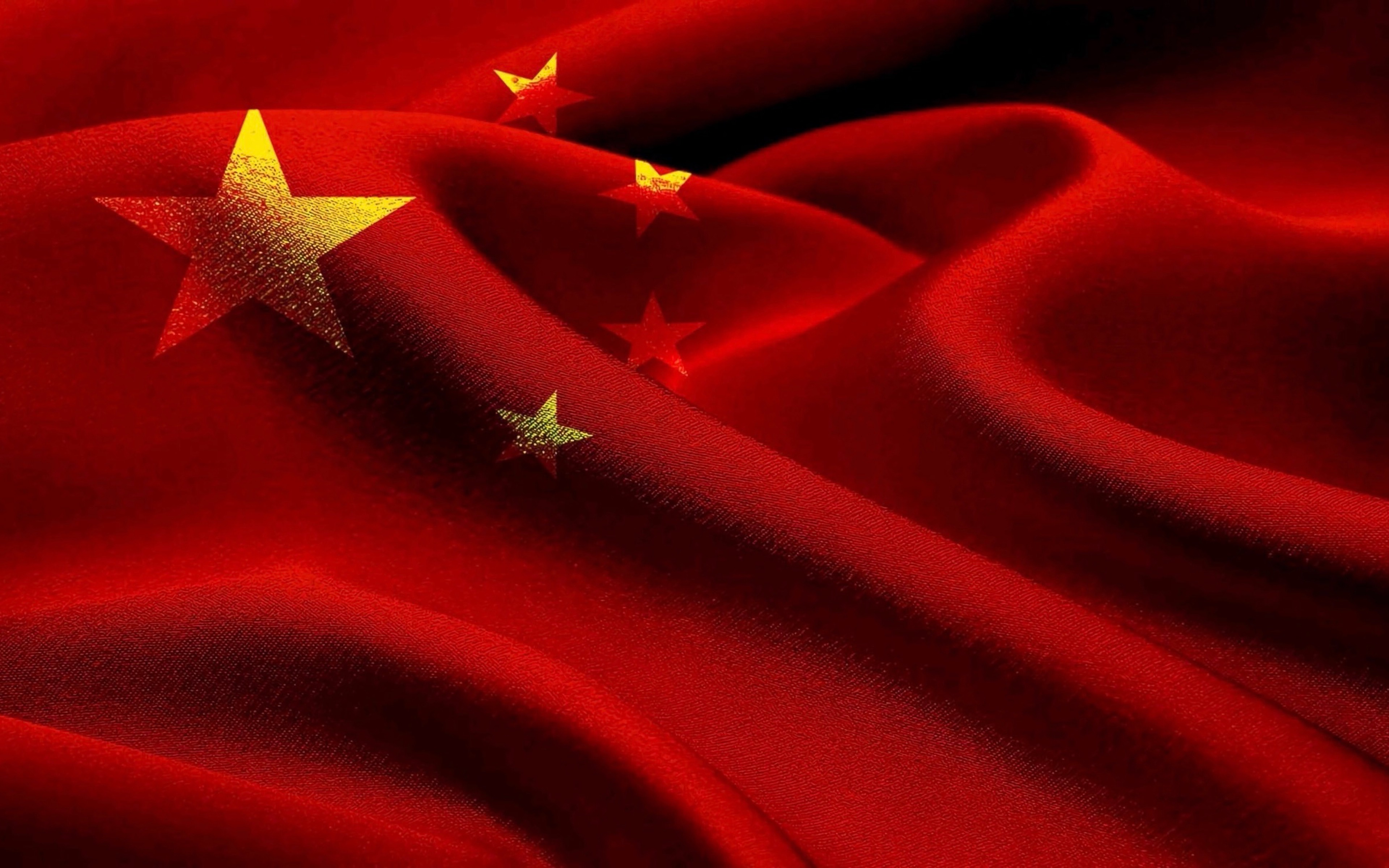 全体起立!升国旗!奏唱国歌!