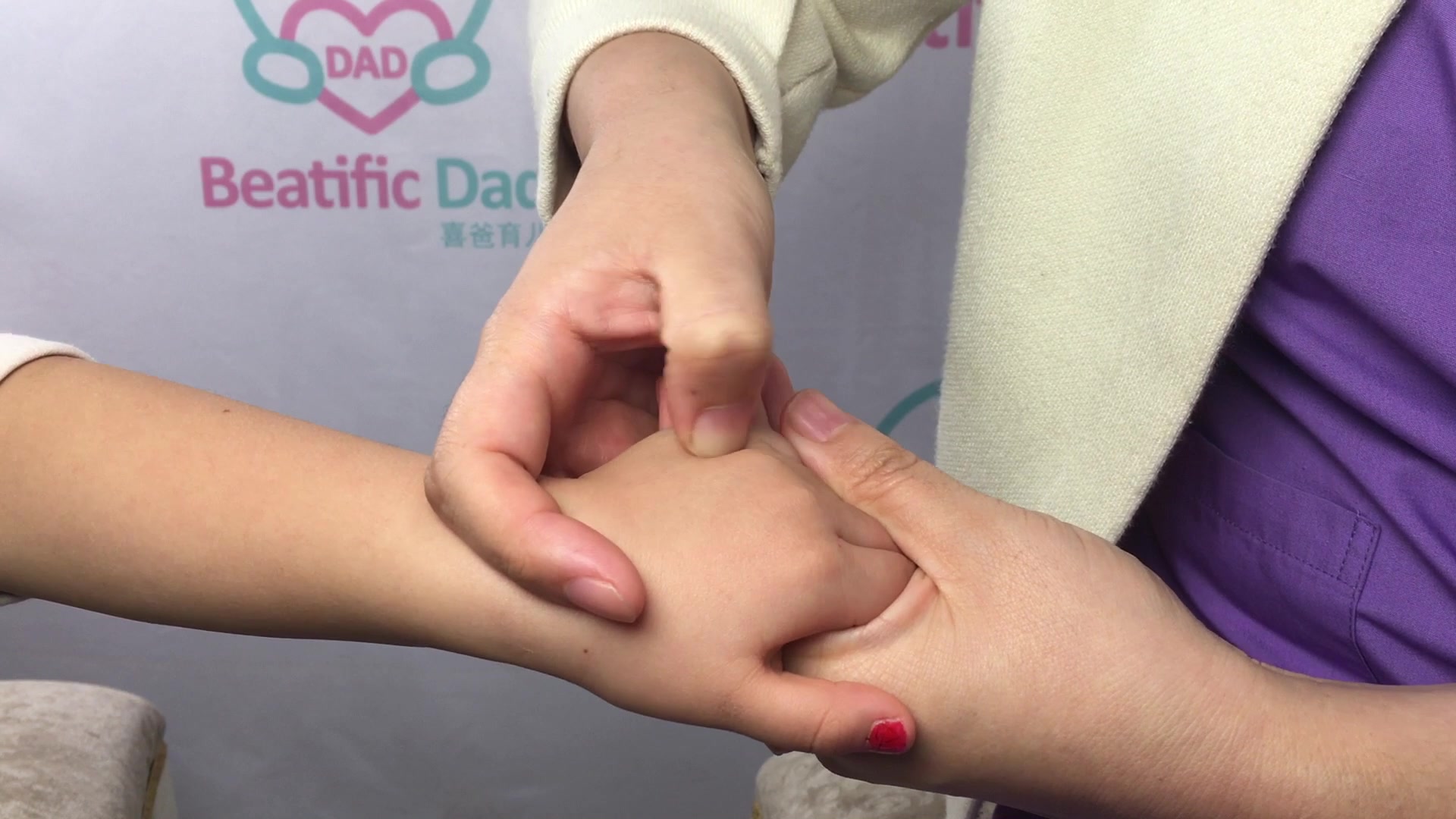 喜爸母婴小儿推拿治疗咳嗽,揉二马