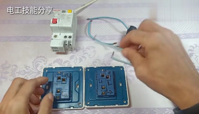 双控灯接线教程,老电工一根根线接给你看,简单易学,一看就会