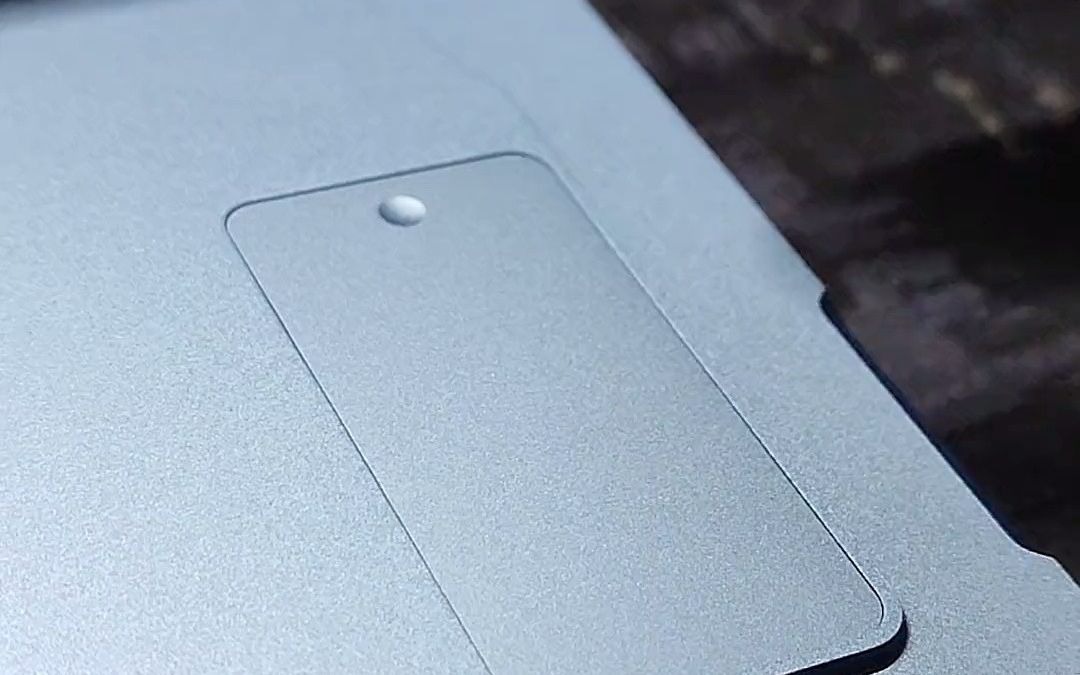 41_微软surface pro 9硬盘盖拆卸,徒手即可无需取卡针。磁吸的硬盘盖...