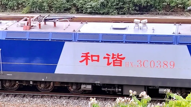 HXD1C牵引货物列车和HXD3C牵引K921次列车相遇