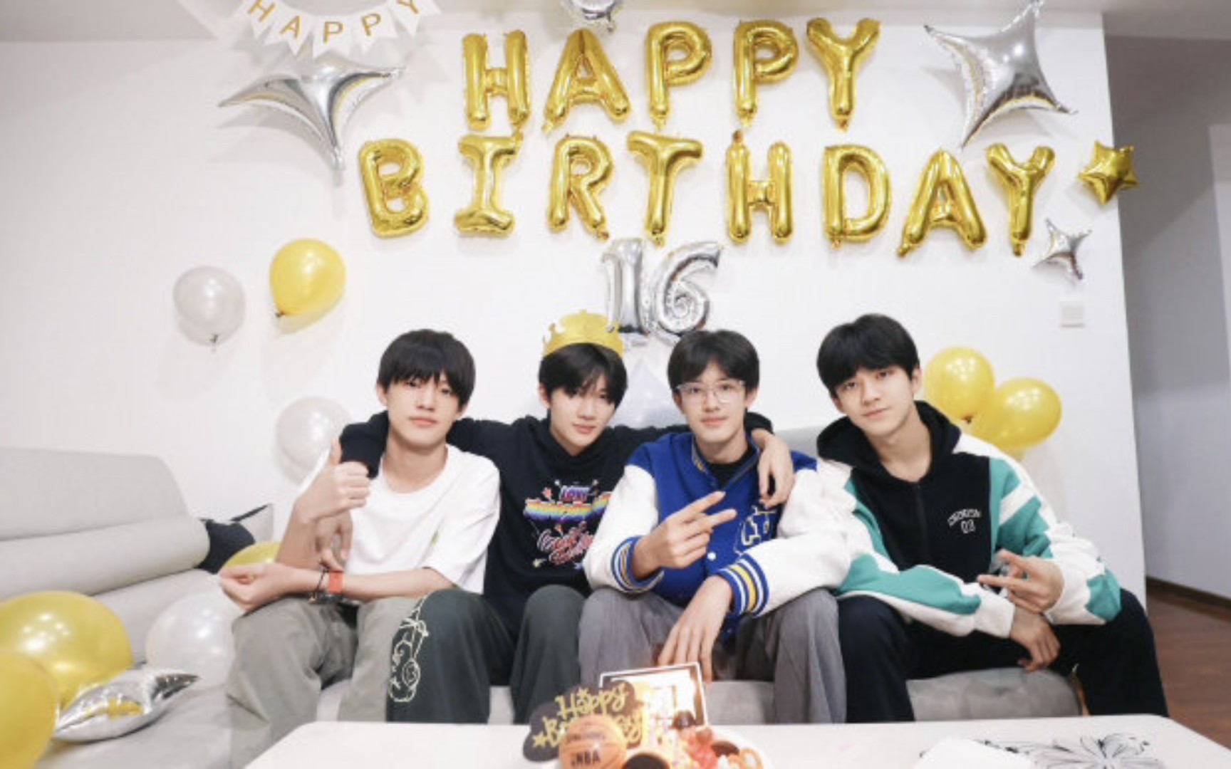 【TF家族三代reaction】小余16岁生日快乐!(小余微博视频)