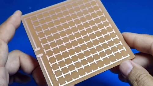 将多个LED灯焊接在一起,就能制作出简易的太阳能板,涨知识了