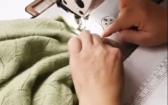 【裁剪制作】毛衣高领不喜欢了,改一个鸡心领。