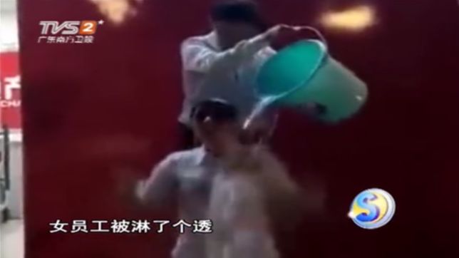女销售没有完成任务,自愿接受惩罚,一盆冷水直接从头上淋下来