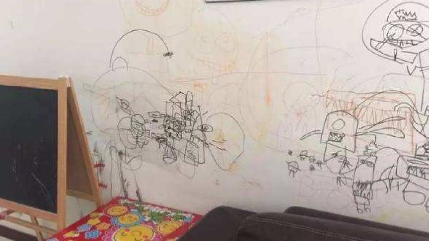家具上被孩子画上笔迹难清除?教你一招,用它一喷笔迹印轻松消失