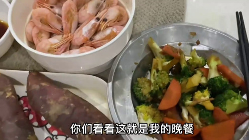 一人一狗的蜗居生活,主食烤地瓜两个下酒菜小焯一杯,幸福很简单