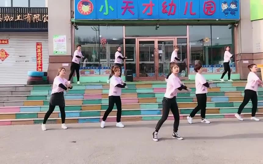 幼儿园老师晨会舞蹈,跳的动感十足!
