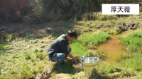 农村小伙闲居深山养鱼,用25斤石灰消毒,遇水之后火了