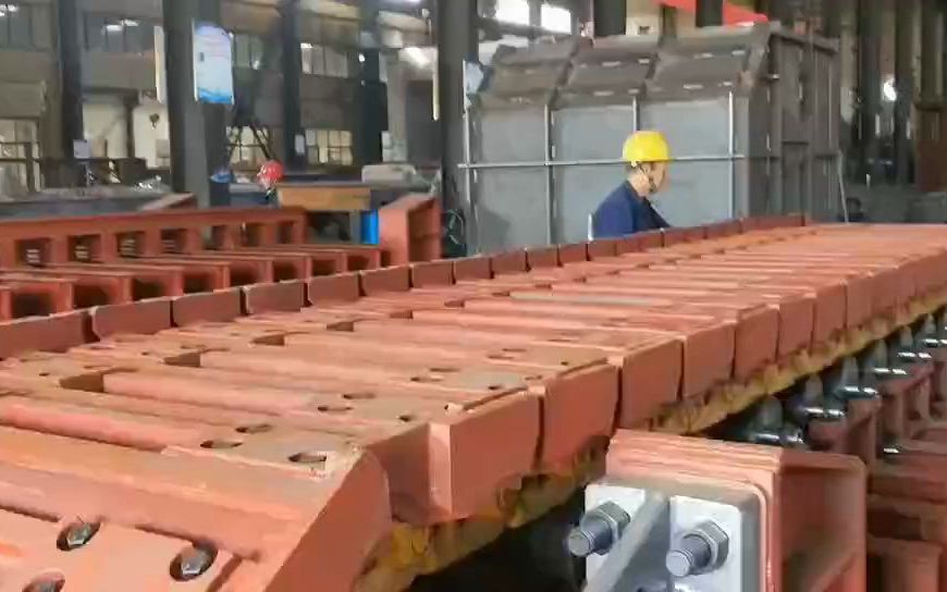 WBZ1200×6500重型板式喂料机发货前在公司车间试运行