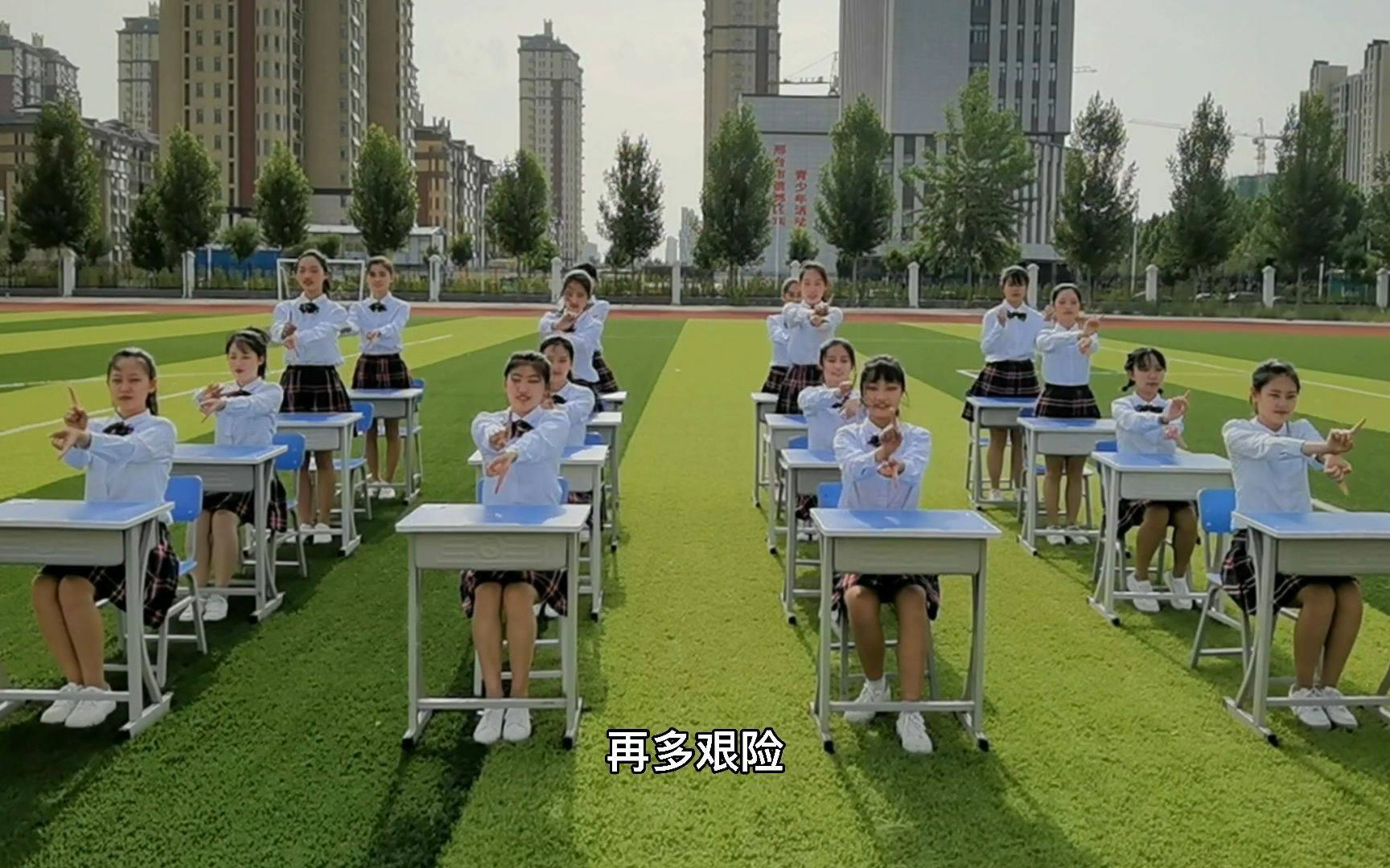 邢台现代职业学校学前教育系自编课桌操.你笑起来真好看.我们天天...