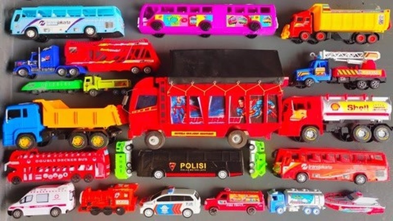 哇!一堆工程车玩具集合,有挖掘机、警车、卡车!