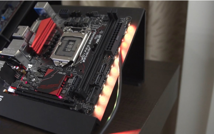 【官方双语】迷彩,水冷,RGB…华硕主板!?CES 2016#Linus谈科技