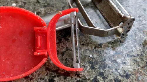 很多人不知道削皮刀还有这个功能,看完这个视频,原来是这么用的