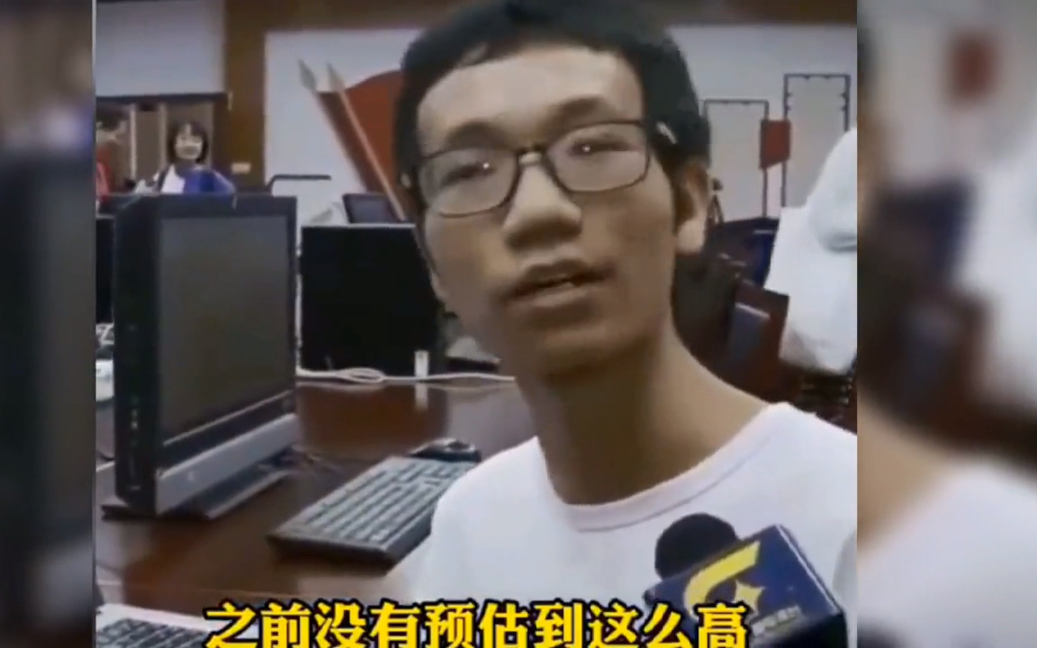 高考查分激动瞬间,考生查分紧张捂着屏幕,看到分数全家不淡定