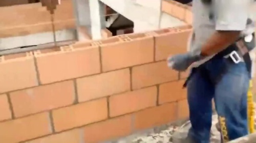 外国建筑工师傅砌空心砖墙,这技术了得!