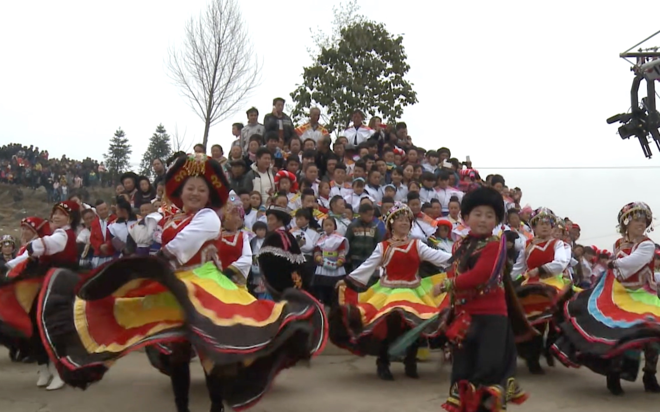 彝族舞蹈保留着古代狩猎 部落间战争的痕迹