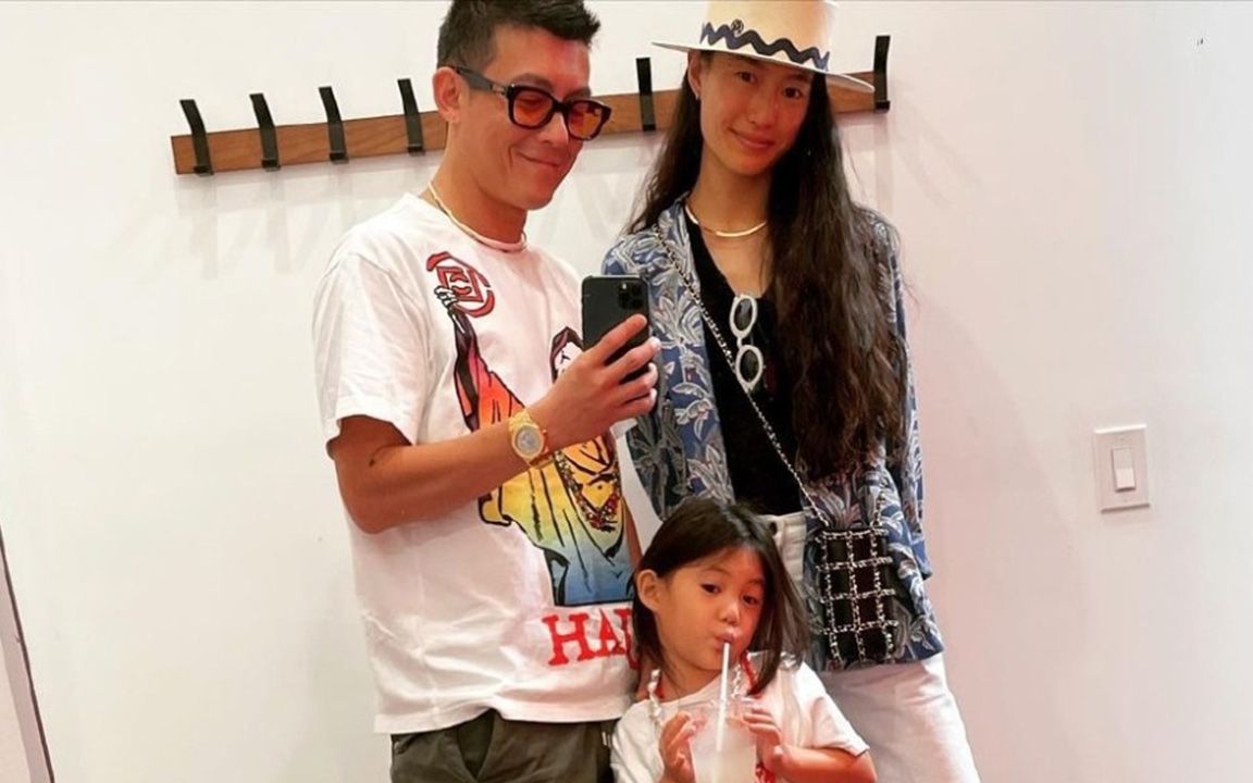 陈冠希一家出门,4岁Alaia中英文自由切换,秦舒培不开心女儿一招有用