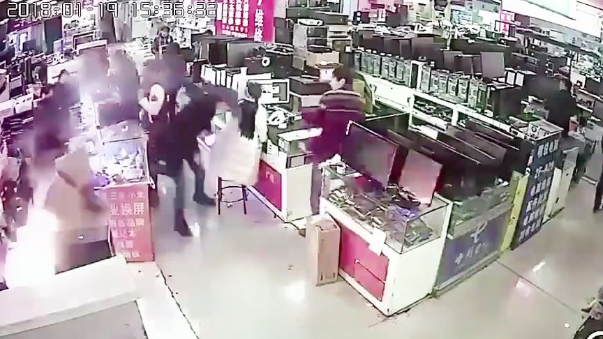 实拍男子牙咬iPhone电池测真假,电池突然爆炸