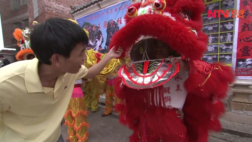 活灵活现的舞狮,每个动作都有技巧,大哥:从小就练习!