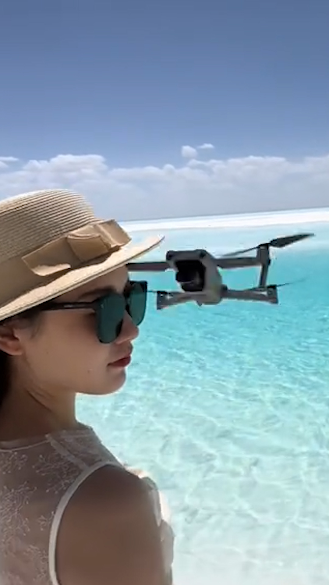女子湖边打卡遭无人机撞脸:幸亏带了墨镜和帽子,螺旋桨划破锁骨