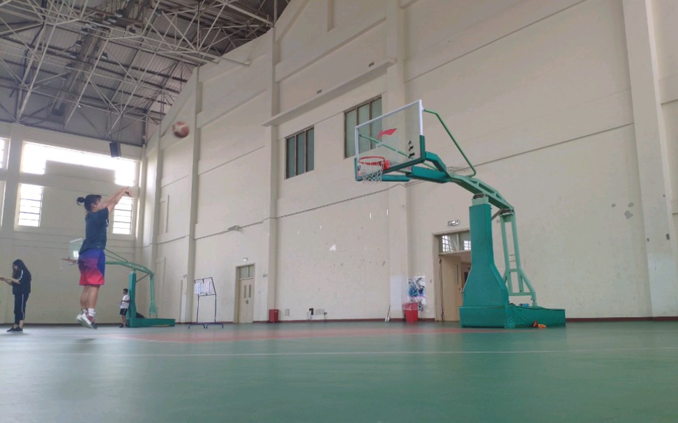 一个人如何练习投篮#篮球女up主本人投篮训练视频全记录,就问你我准...