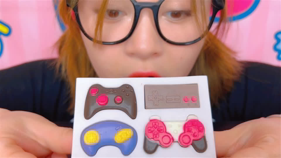 各个年代的游戏机手柄,感觉连上线就可以直接玩游戏了!