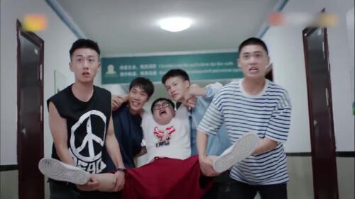 少年派:第一天晚上,老师给新生讲学校的规章制度,宿舍纪律